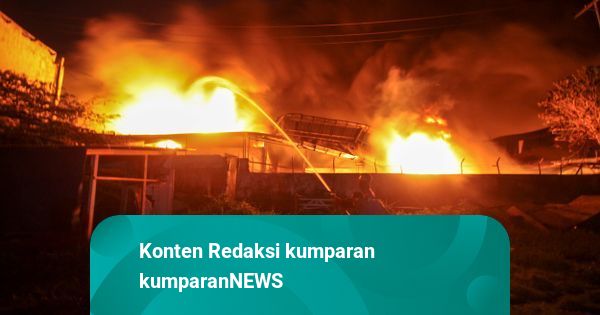 Foto: Kebakaran Pabrik Sepatu di Sidoarjo | kumparan.com